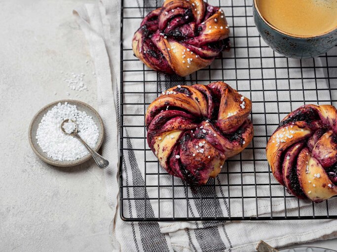 Nordisch fluffig: Blabärsbullar mit Blaubeeren und Vanillecreme